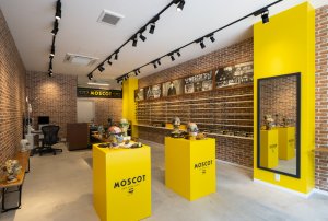 100年以上愛されるメガネブランド《モスコット》の初となる路面店「MOSCOT POP-UP SHOP NAGOYA」が名古屋栄にオープン ...