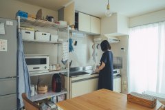 DIY押入れデスクに料理を習慣づけるキッチン。2DK・41㎡ 一人暮らしのインテリア 【私らしく暮らす】 | ライフスタイル | カルチャー ＆ ライフ | FUDGE.jp