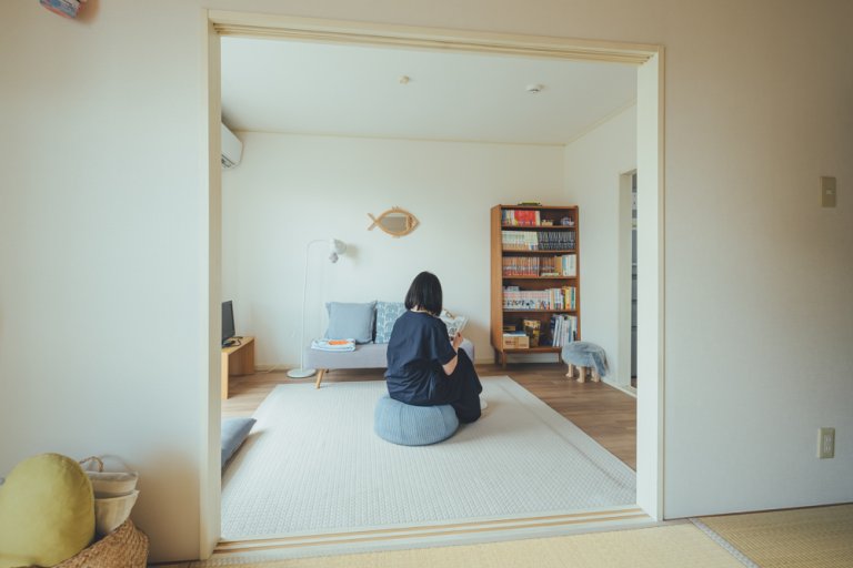 DIY押入れデスクに料理を習慣づけるキッチン。2DK・41㎡ 一人暮らしのインテリア 【私らしく暮らす】 | ライフスタイル | カルチャー ＆ ライフ | FUDGE.jp