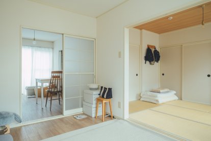 DIY押入れデスクに料理を習慣づけるキッチン。2DK・41㎡ 一人暮らしのインテリア 【私らしく暮らす】 | ライフスタイル | カルチャー ＆ ライフ | FUDGE.jp