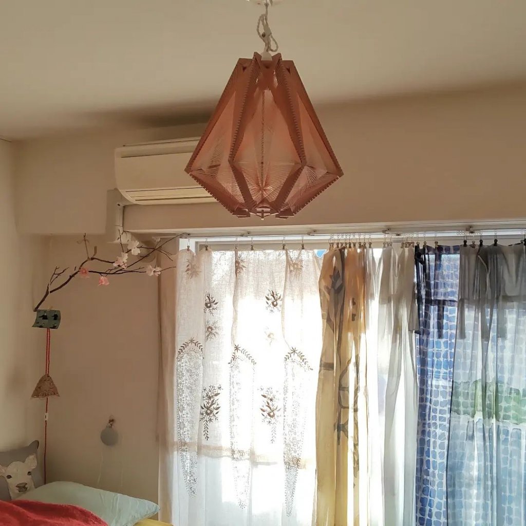 カラフルなファブリックで贅沢に部屋を彩る。一人暮らしの1Kインテリア【私らしく暮らす】 | ライフスタイル | カルチャー ＆ ライフ | FUDGE.jp