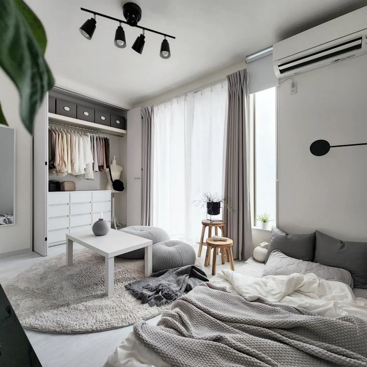 美しい収納のある1DK。モノトーンに温かみをプラスした一人暮らしのインテリア 【私らしく暮らす】 | ライフスタイル | カルチャー ＆ ライフ | FUDGE.jp