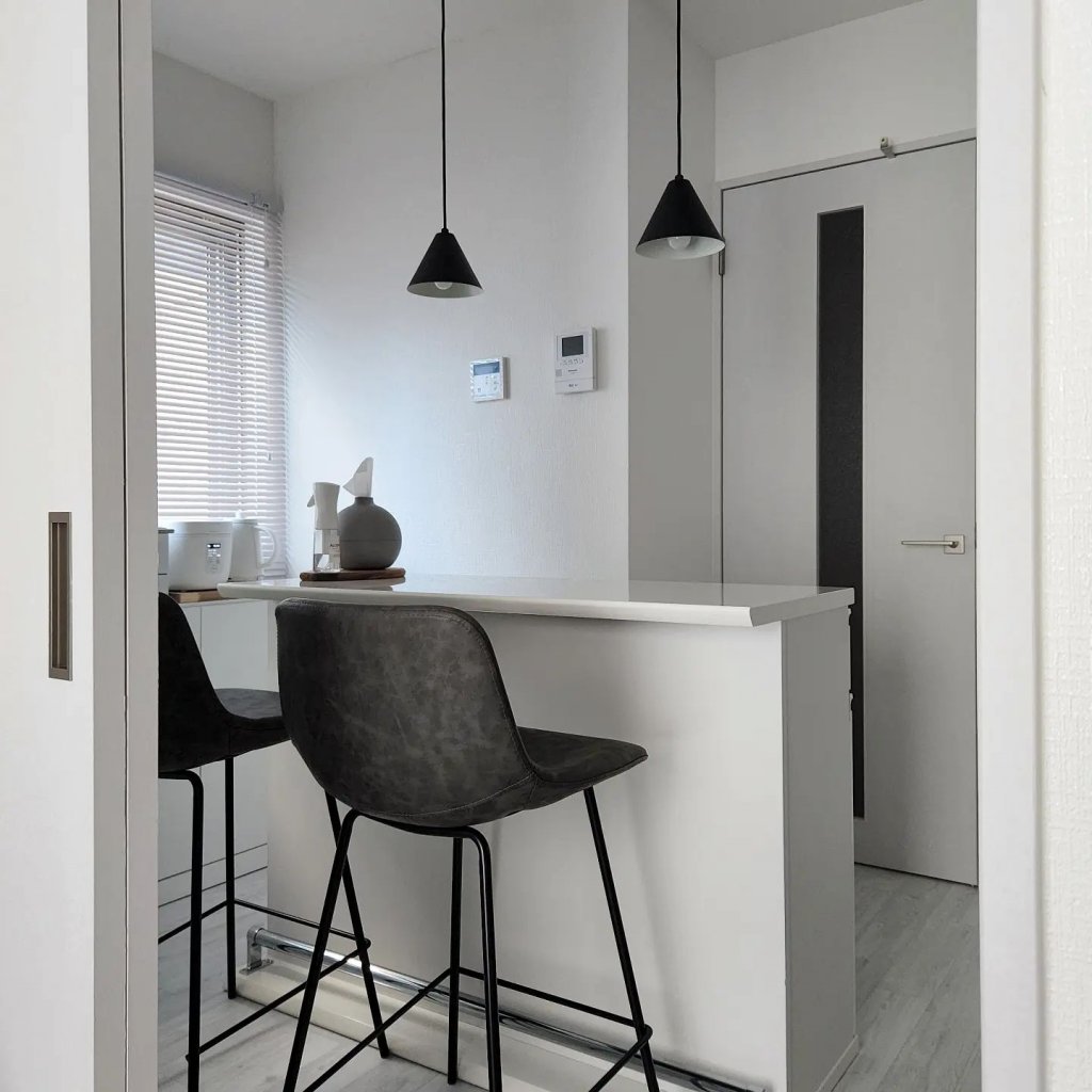 美しい収納のある1DK。モノトーンに温かみをプラスした一人暮らしのインテリア 【私らしく暮らす】 | ライフスタイル | カルチャー ＆ ライフ | FUDGE.jp