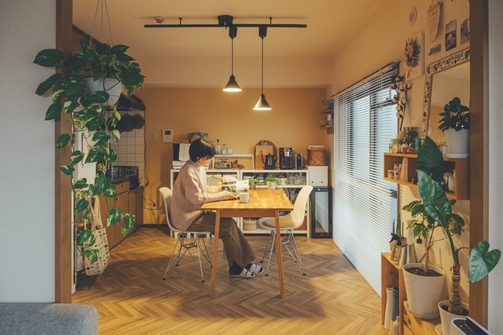 DIYとグリーンで好みの空間を創り出す。3DK・57㎡ 二人暮らしのインテリア 【私らしく暮らす】 | ライフスタイル | カルチャー ＆ ライフ | FUDGE.jp