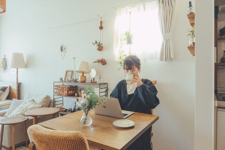 レイアウトとカラーバランスを意識した過ごしやすいお部屋づくり。1K・26㎡ 一人暮らしのインテリア 【私らしく暮らす】 | ライフスタイル | カルチャー ＆ ライフ | FUDGE.jp