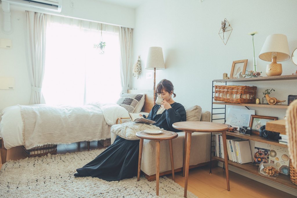 レイアウトとカラーバランスを意識した過ごしやすいお部屋づくり。1K・26㎡ 一人暮らしのインテリア 【私らしく暮らす】 | ライフスタイル | カルチャー ＆ ライフ | FUDGE.jp