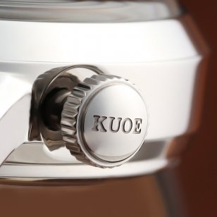 古き良きデザインが魅力的。京都のウォッチブランド《KUOE》から古典的な自動巻きのスモールセコンドモデルが登場 | ニュース | ファッション | FUDGE.jp