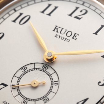 古き良きデザインが魅力的。京都のウォッチブランド《KUOE》から古典的な自動巻きのスモールセコンドモデルが登場 | ニュース | ファッション | FUDGE.jp