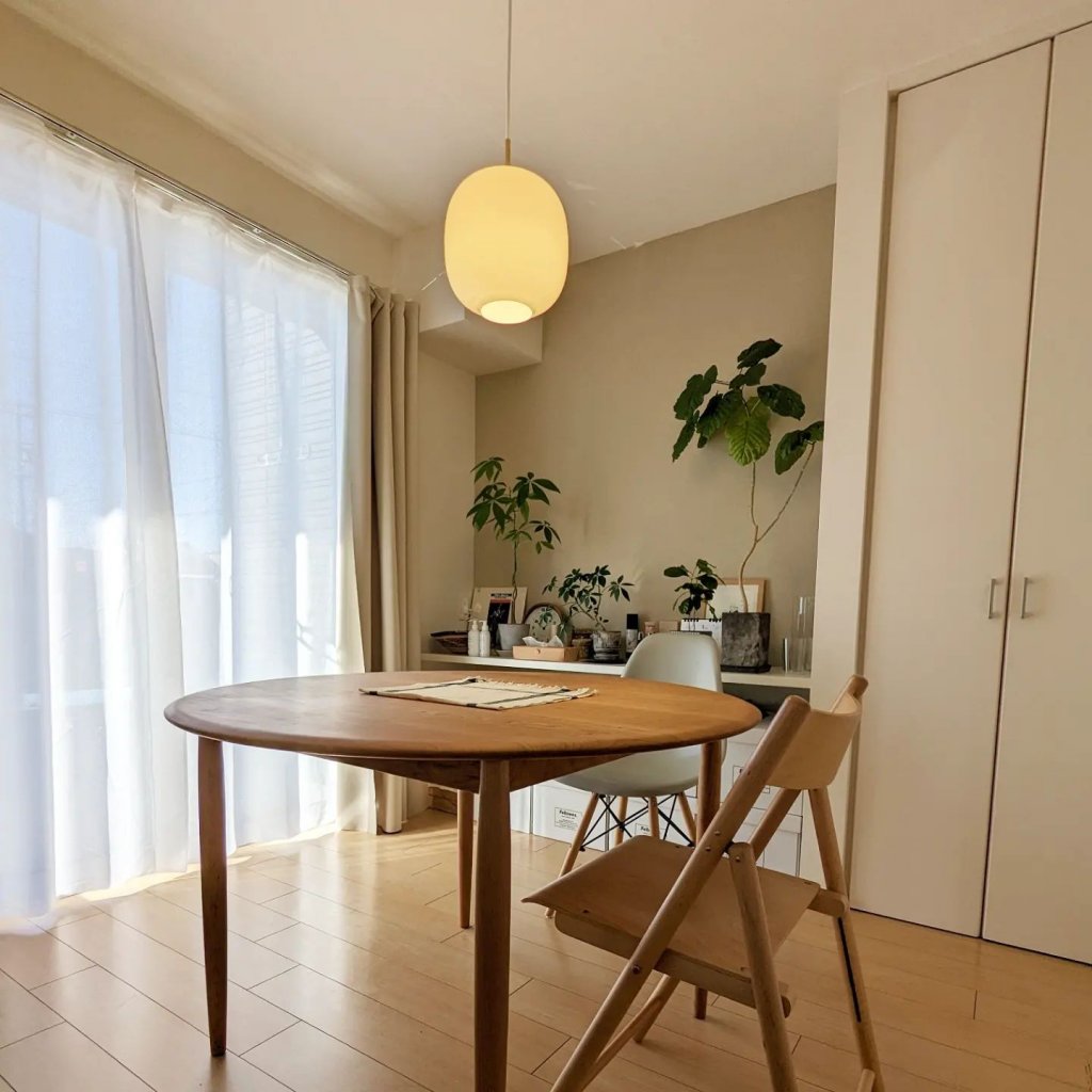 たくさんの植物とナチュラルな家具でまとめる。二人暮らしの2LDKインテリア 【私らしく暮らす】 | ライフスタイル | カルチャー ＆ ライフ | FUDGE.jp