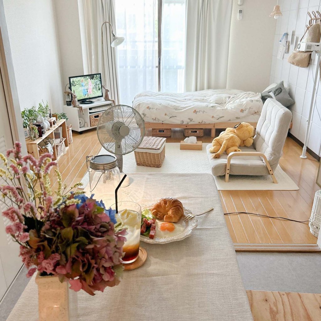 好きなものを大切に、シンプルに暮らす。一人暮らしの1DKインテリア 【私らしく暮らす】 | ライフスタイル | カルチャー ＆ ライフ | FUDGE.jp