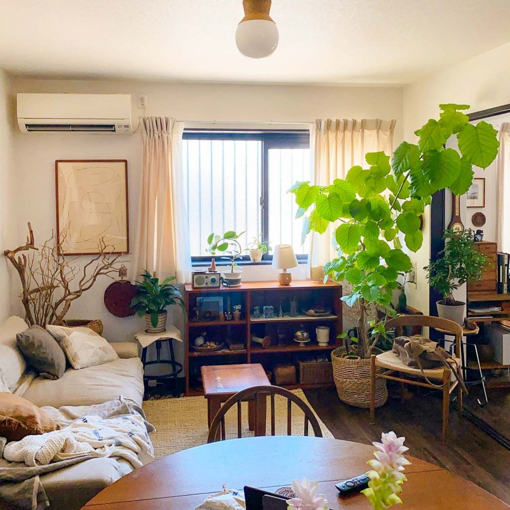 ヴィンテージのアイテムが美しく並ぶ棚に囲まれて。心地よく暮らす2LDKインテリア 【私らしく暮らす】 | ライフスタイル | カルチャー ＆ ライフ | FUDGE.jp