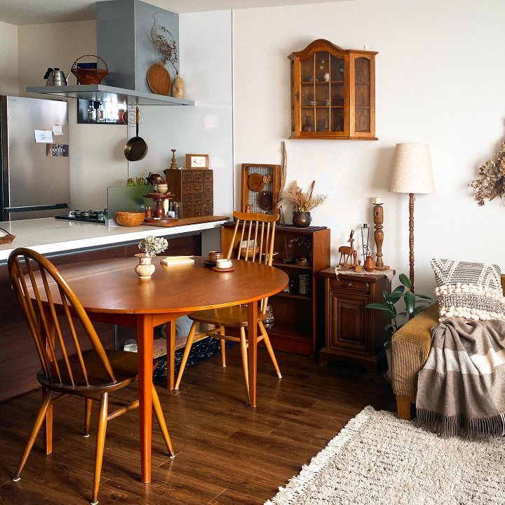 ヴィンテージのアイテムが美しく並ぶ棚に囲まれて。心地よく暮らす2LDKインテリア 【私らしく暮らす】 | ライフスタイル | カルチャー ＆ ライフ | FUDGE.jp