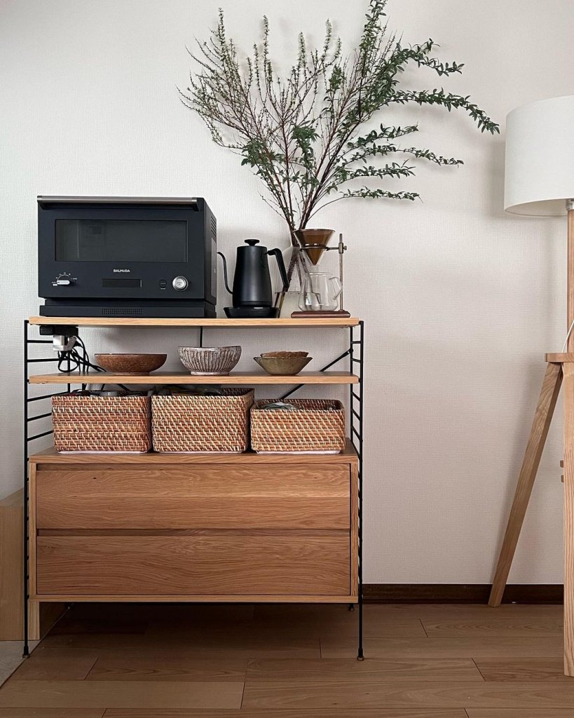 必要なものだけのシンプルな暮らしに、古道具やグリーンを取り入れて。一人暮らしの2DKインテリア 【私らしく暮らす】 | ライフスタイル | カルチャー ＆ ライフ | FUDGE.jp