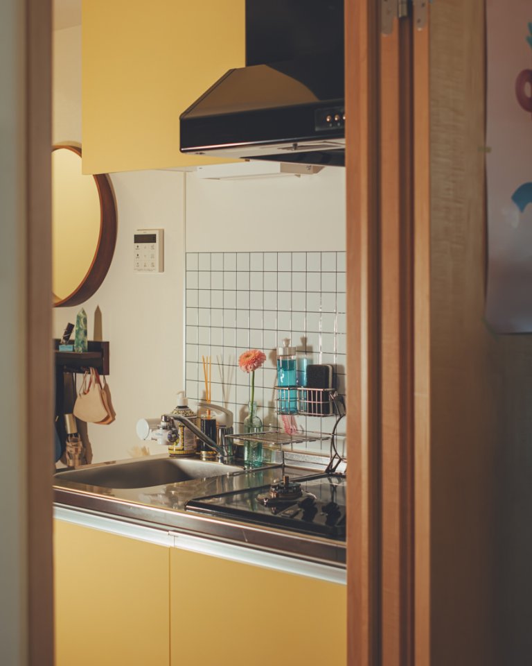 初めての一人暮らしに、本とこだわりのアイテムで幸せを感じるお部屋。1K・26㎡のインテリア 【私らしく暮らす】 | ライフスタイル | カルチャー ＆ ライフ | FUDGE.jp