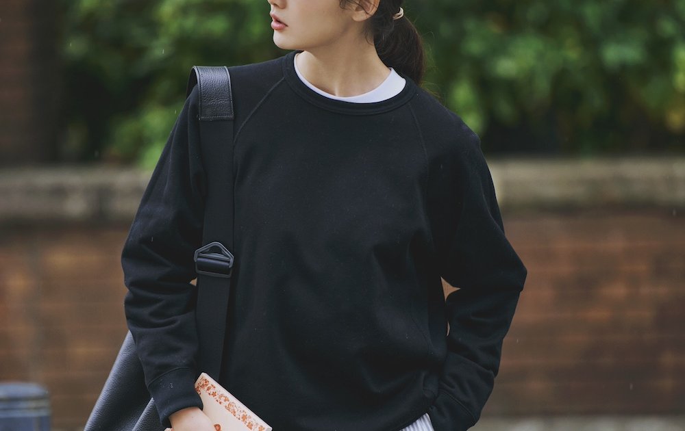 黒スウェットをこなれた感じで着るなら？白のロングスリーブがいい。【FUDGE 3月号連動企画-ダイアナのスウェットスタイル-No.015】 | FUDGE FRIEND | ファッション ...