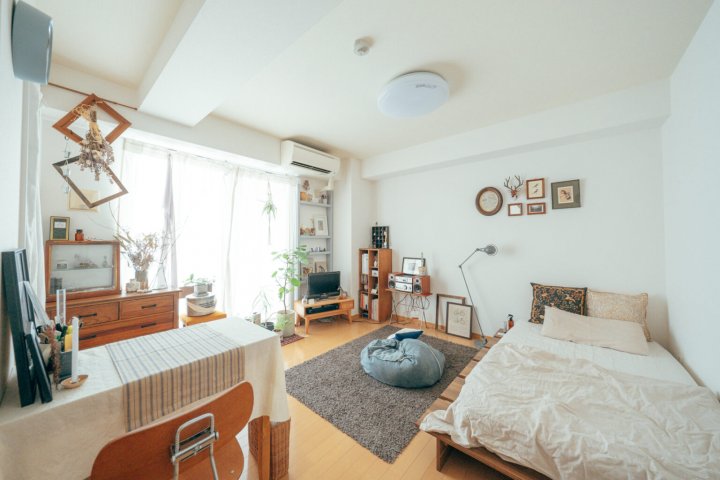 正方形の1K・ワンルーム、どう家具をレイアウトする？おしゃれなインテリア実例6選 【初めての一人暮らし】 | ライフスタイル | カルチャー ＆ ライフ | FUDGE.jp