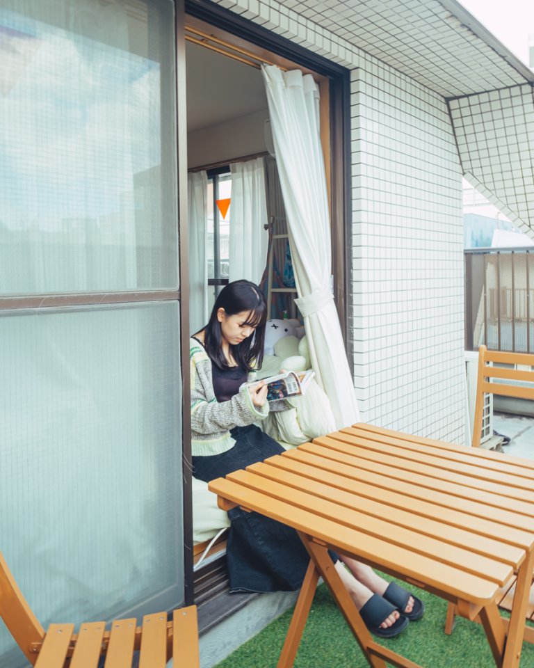 L字型のバルコニーと、アイテムの色合いを楽しむ。1K・22㎡の一人暮らしインテリア 【私らしく暮らす】 | ライフスタイル | カルチャー ＆ ライフ | FUDGE.jp