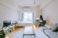 一人暮らしの1K・ワンルームでも「ソファ」を置くには？おしゃれなインテリア実例10選 【初めての一人暮らし】 | ライフスタイル | カルチャー ＆ ライフ | FUDGE.jp