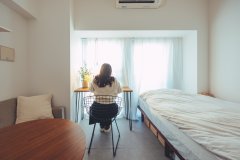 《2024》一人暮らしの1K・ワンルーム、「デスク配置」の全9パターンをまとめました 【初めての一人暮らし】 | ライフスタイル | カルチャー ＆ ライフ | FUDGE.jp