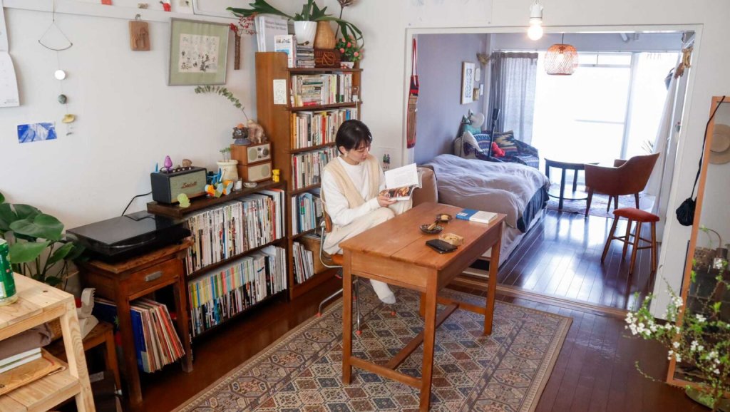 築50年の1DKで、無国籍のミックススタイルを楽しむ。一人暮らしのインテリア 【私らしく暮らす】 | ライフスタイル | カルチャー ＆ ライフ | FUDGE.jp