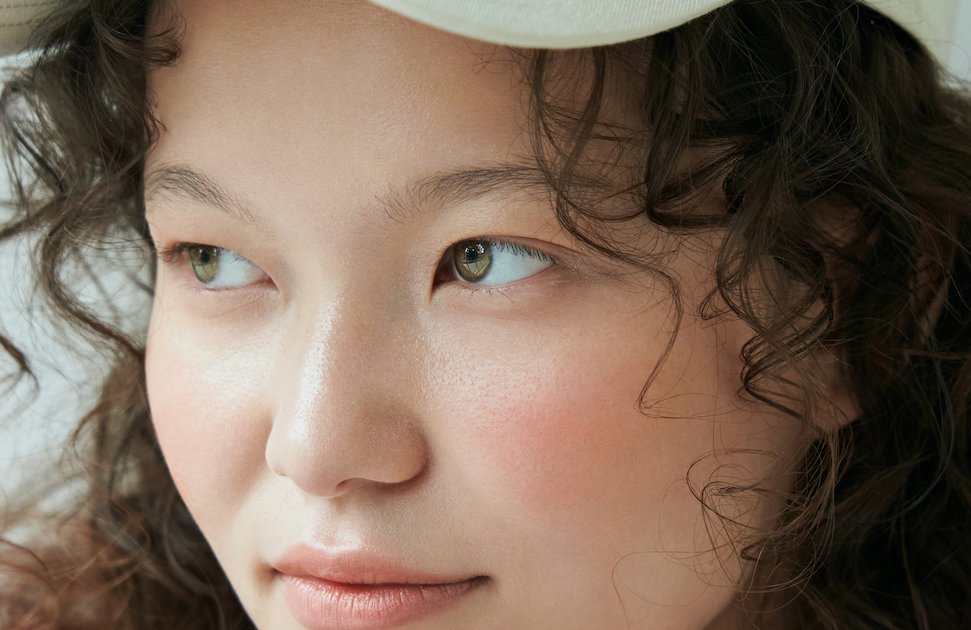 “チーク”古臭くなってない？《OSAJI》のフェイスカラーで簡単に可愛く | 特集 | ビューティー ＆ ヘア | FUDGE.jp