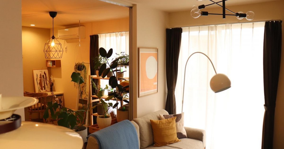 「見せる収納」でたくさんものがあっても整うリビング。三人暮らしの2LDKインテリア 【私らしく暮らす】 | ライフスタイル | カルチャー ＆ ライフ | FUDGE.jp