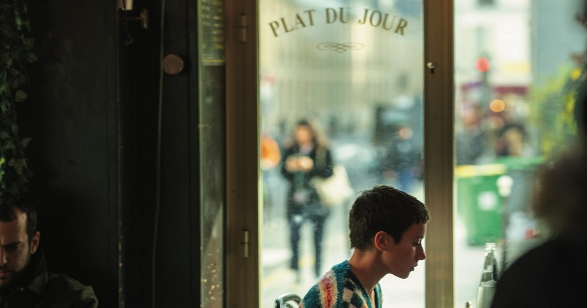 シンプルなボトムスにカラフルなニットを合わせたパリジェンヌのコーデ | PARIS | ワールドスナップ | FUDGE.jp