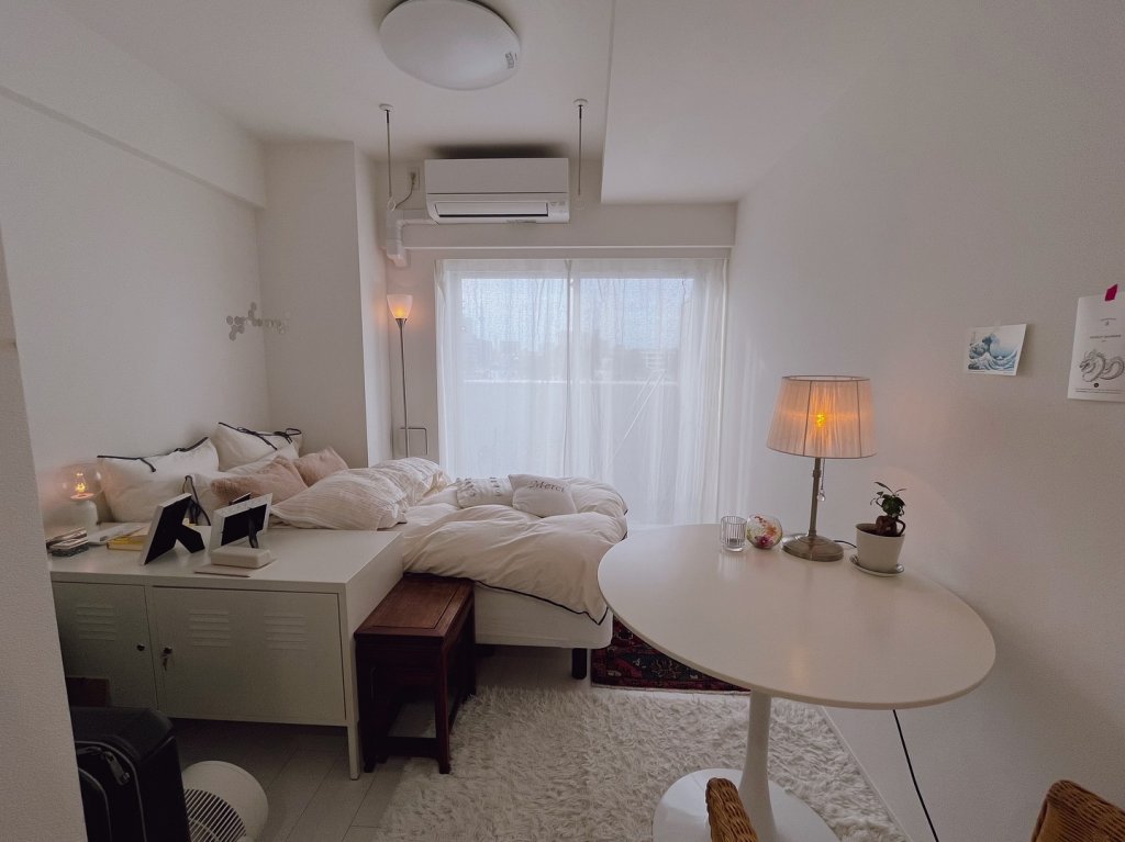 「白」で整える、居心地よい7畳。一人暮らしの1Kインテリア 【私らしく暮らす】 | ライフスタイル | カルチャー ＆ ライフ | FUDGE.jp