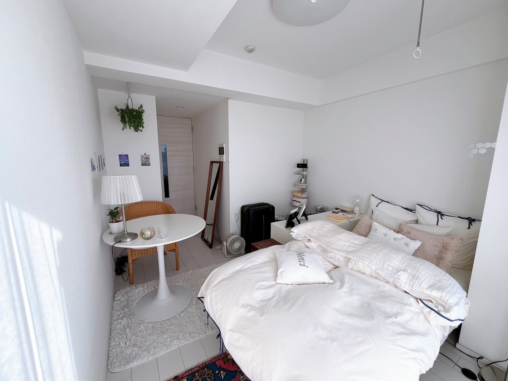 「白」で整える、居心地よい7畳。一人暮らしの1Kインテリア 【私らしく暮らす】 | ライフスタイル | カルチャー ＆ ライフ | FUDGE.jp