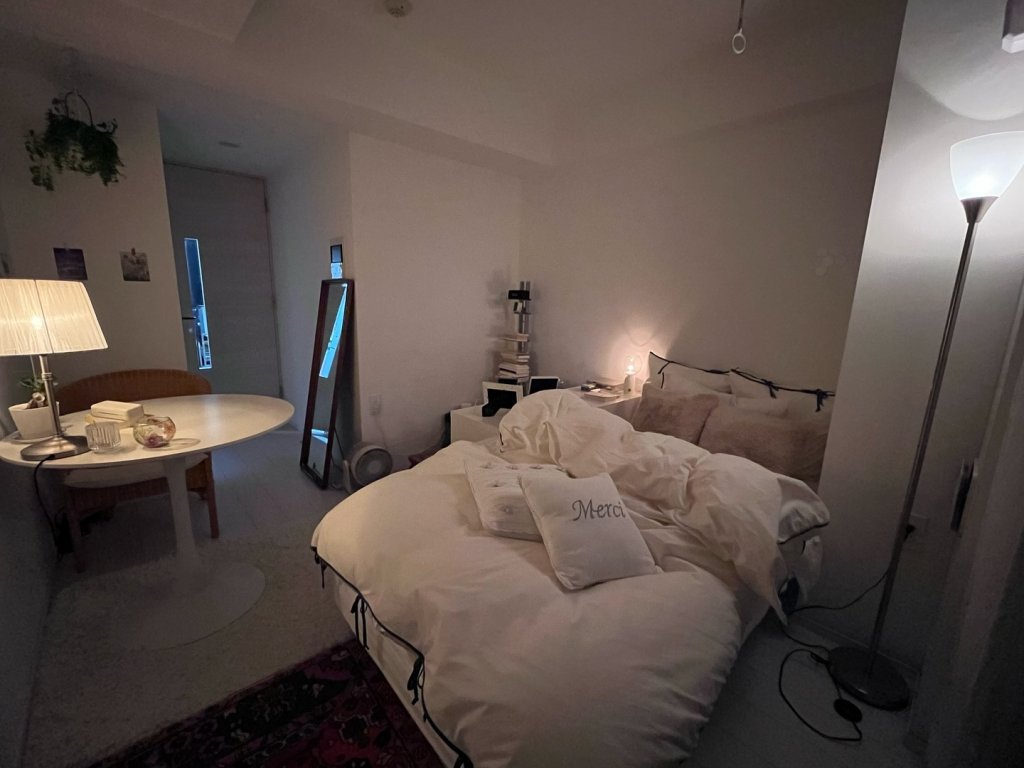 「白」で整える、居心地よい7畳。一人暮らしの1Kインテリア 【私らしく暮らす】 | ライフスタイル | カルチャー ＆ ライフ | FUDGE.jp