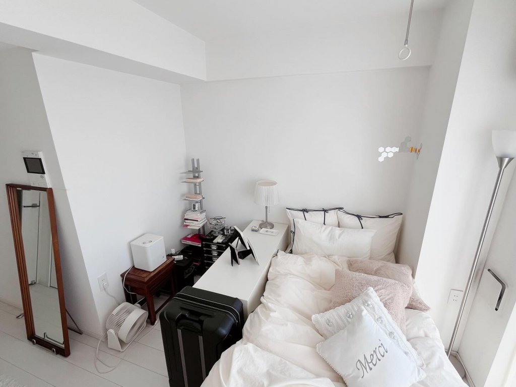 「白」で整える、居心地よい7畳。一人暮らしの1Kインテリア 【私らしく暮らす】 | ライフスタイル | カルチャー ＆ ライフ | FUDGE.jp