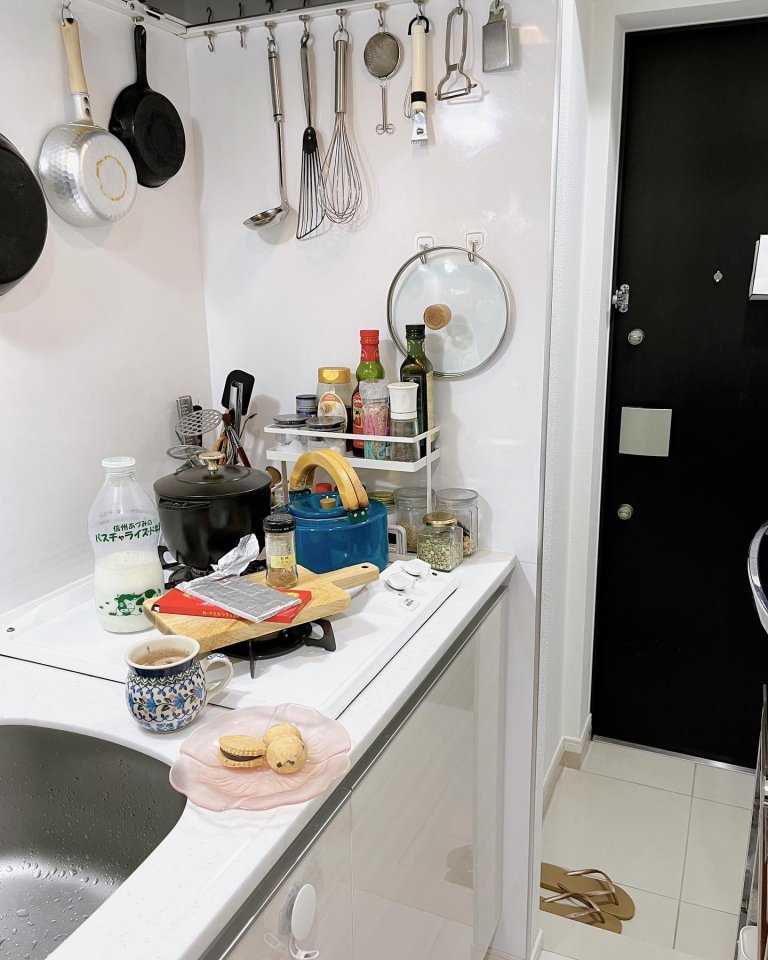 「白」で整える、居心地よい7畳。一人暮らしの1Kインテリア 【私らしく暮らす】 | ライフスタイル | カルチャー ＆ ライフ | FUDGE.jp