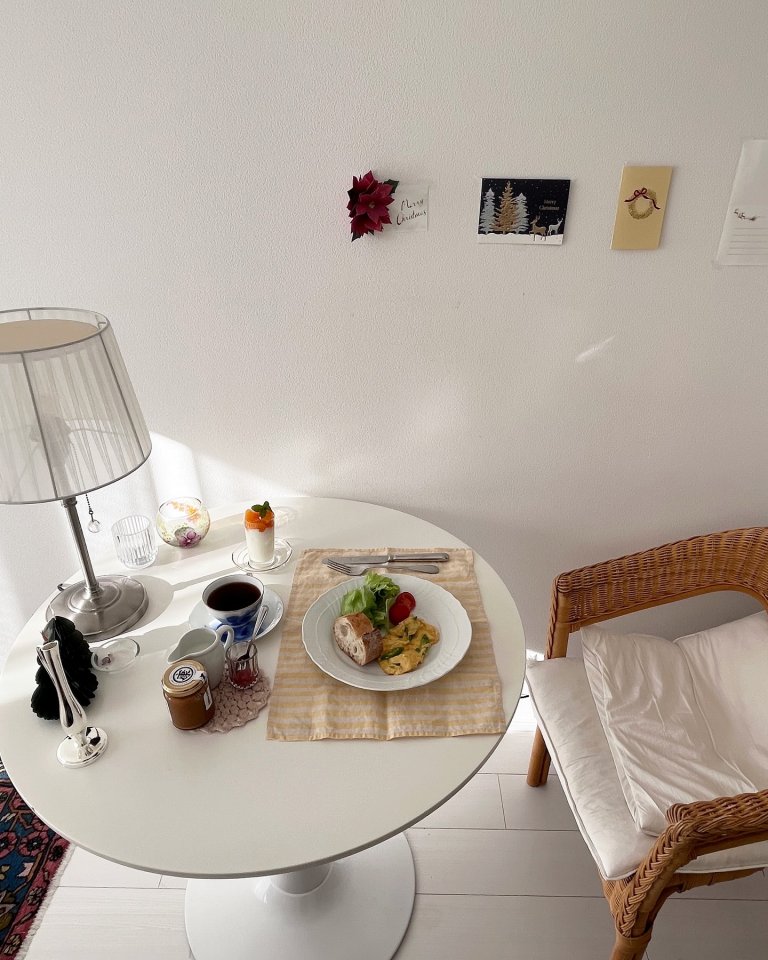 「白」で整える、居心地よい7畳。一人暮らしの1Kインテリア 【私らしく暮らす】 | ライフスタイル | カルチャー ＆ ライフ | FUDGE.jp