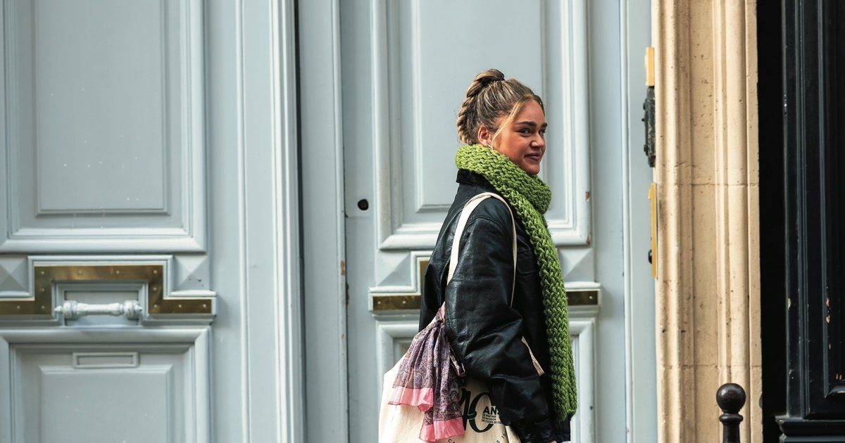 首元がボリューミーな時は、ヘアスタイルをスッキリとまとめるのが正解！ | PARIS | ワールドスナップ | FUDGE.jp