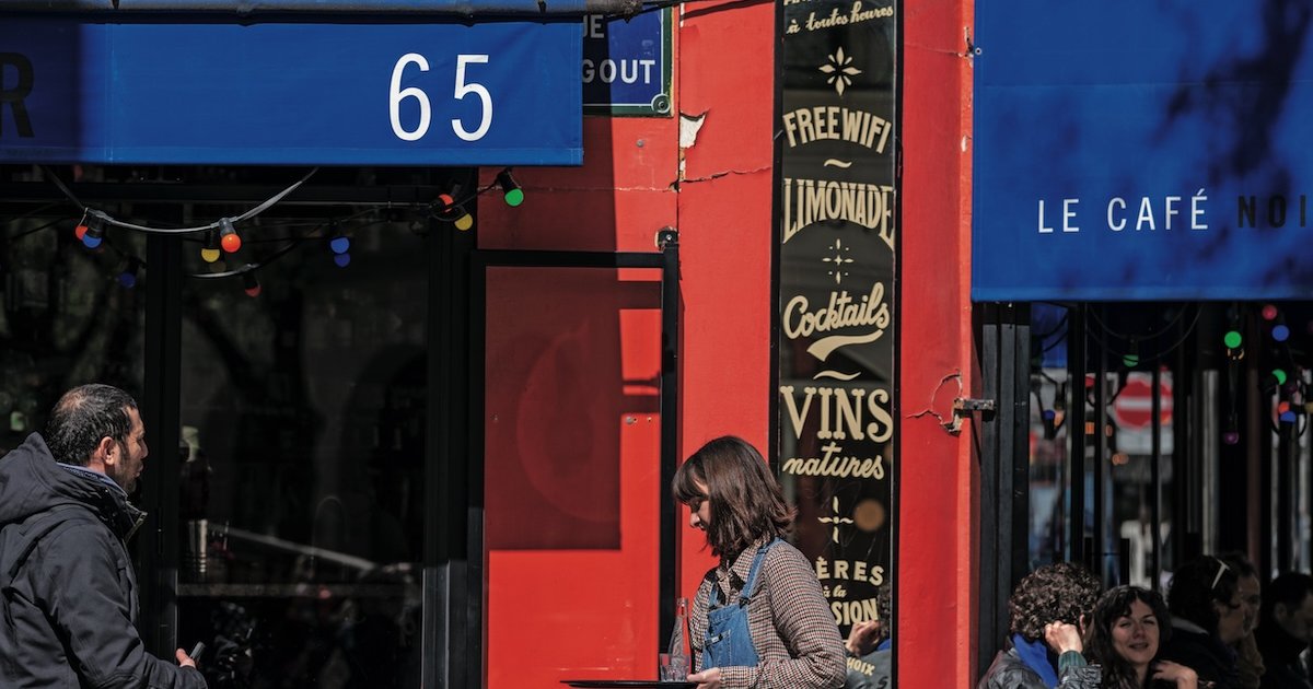 動きやすさだけじゃない！おしゃれもきちん考えているパリジェンヌのコーデ | PARIS | ワールドスナップ | FUDGE.jp