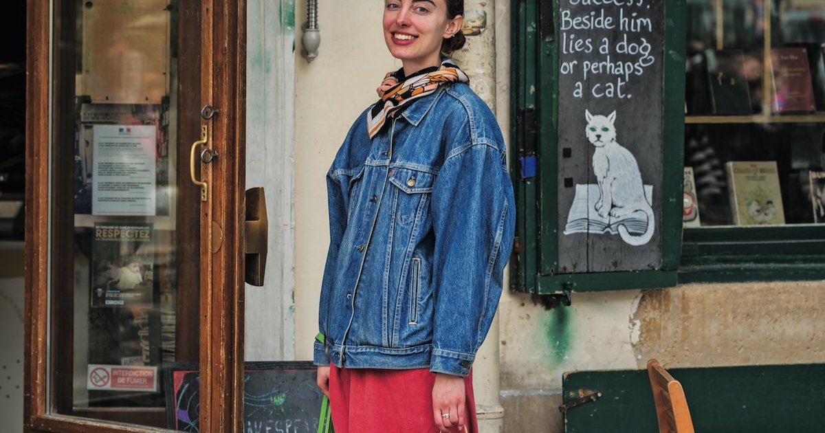 カジュアルなデニムジャケットに鮮やかなスカートを合わせて上品に | PARIS | ワールドスナップ | FUDGE.jp