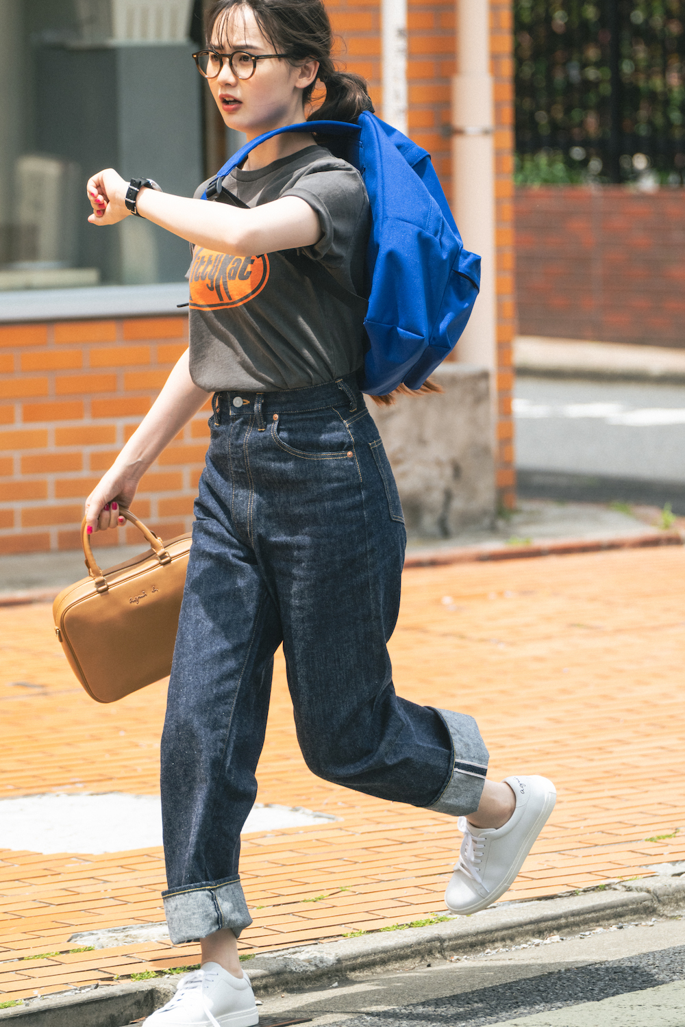 夏の鉄板、ロゴTシャツとデニム。幼く見せないコツは？【FUDGE 7月号連動企画-エミリーの1ヶ月留学記 | DAY 13】 | FUDGE FRIEND | ファッション | FUDGE.jp