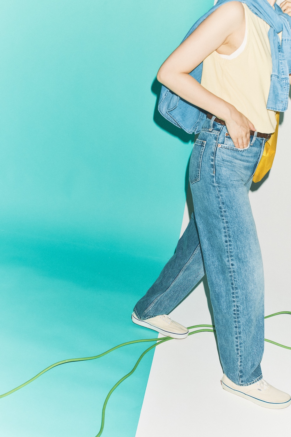 バレルレッグジーンズの「バレル」ってどんなシルエット？【お洒落さんのためのファッション用語辞典 vol.110】 | ファッション用語辞典 | ファッション | FUDGE.jp