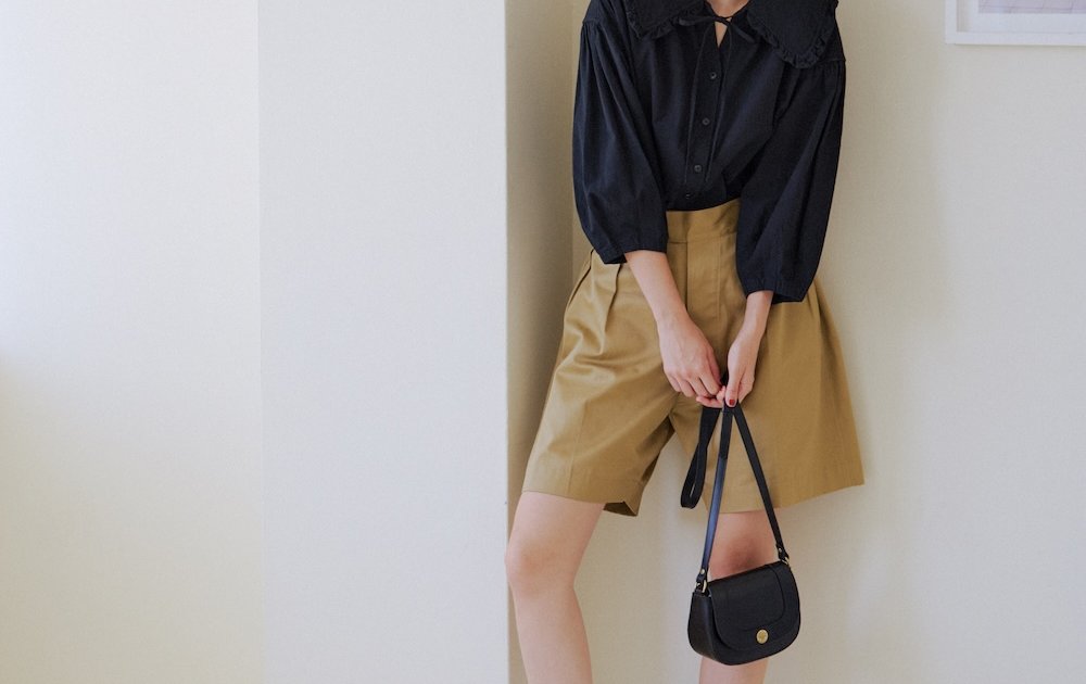 品格が宿る、ガーリーなブラウスのスマートな着こなし【FUDGE dig.｜大人のチノハーフパンツ着回し計画- 03】 | FUDGE dig. | ファッション | FUDGE.jp