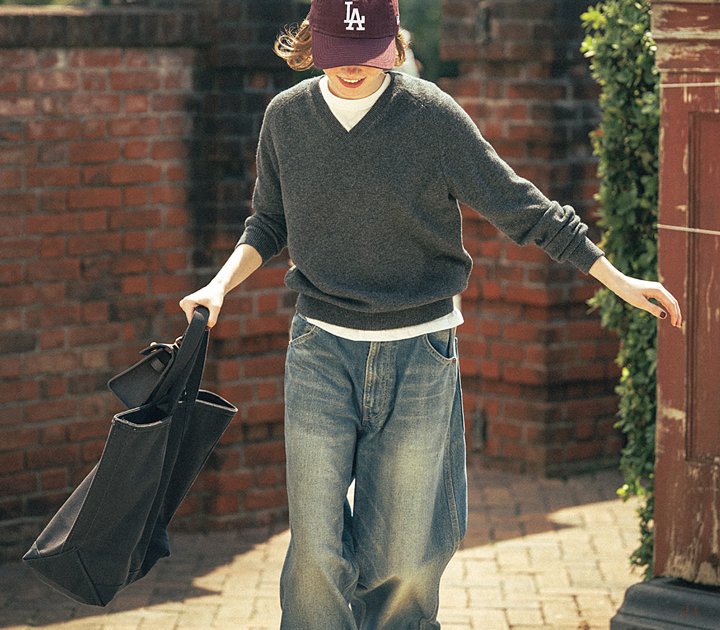 シンプルなVネックセーターは素材にこだわるのが正解！【本日のFUDGE GIRL-12月3日】 | 本日のFUDGE GIRL | ファッション | FUDGE.jp