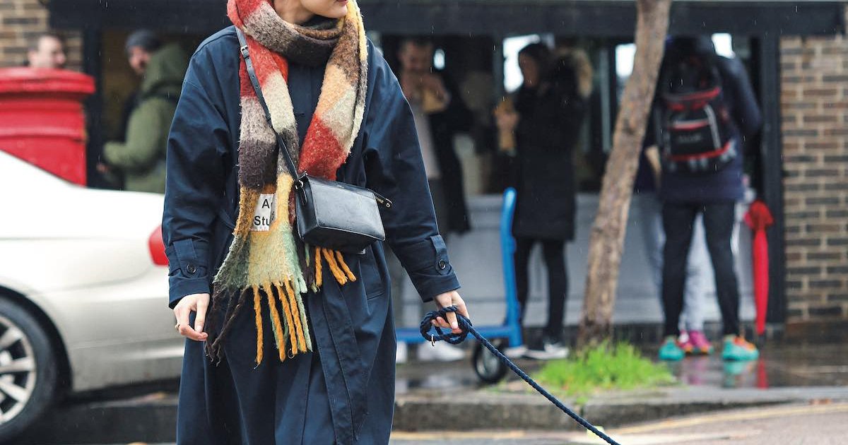 カラフルマフラーがポイント！ネイビー × ホワイトの鉄板組み合わせが一気に華やかに | LONDON | ワールドスナップ | FUDGE.jp