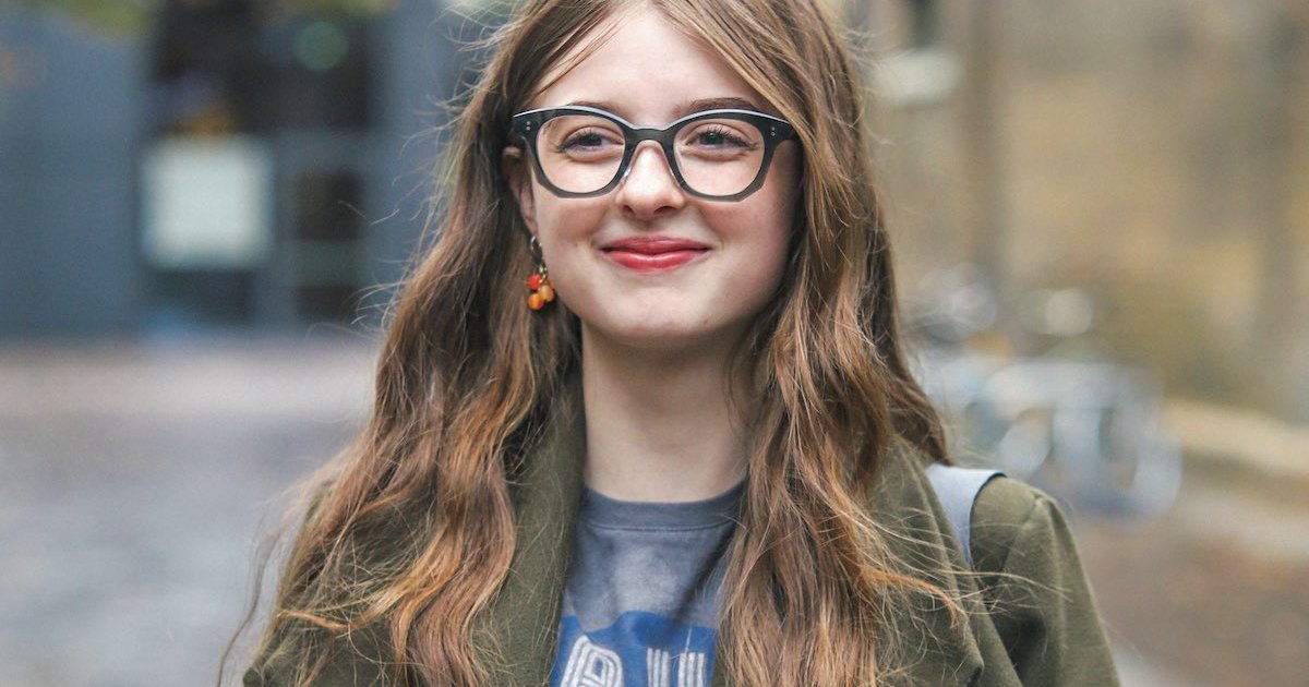 ロックTが効いてる！上品なジャケットを合わせた新鮮なコーデ | LONDON | ワールドスナップ | FUDGE.jp