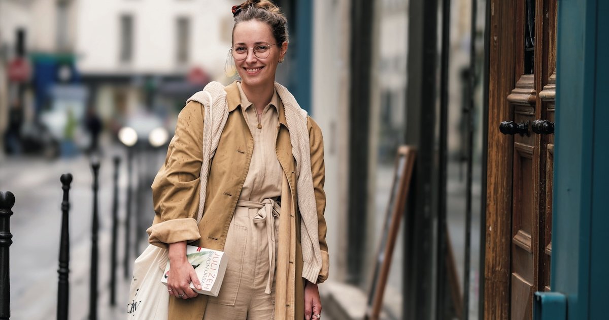 ジャンプスーツ×ロングコートのコーデは、ベージュで統一して軽やかに | PARIS | ワールドスナップ | FUDGE.jp