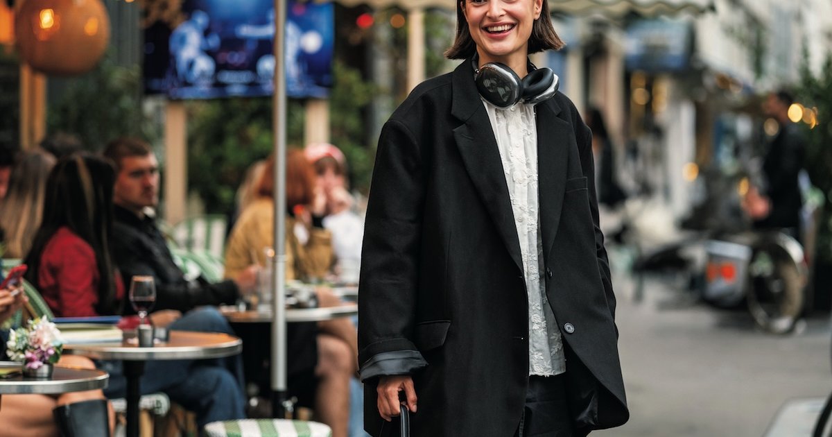 サイズ感が決まってるパリジェンヌのモノトーンコーデ | PARIS | ワールドスナップ | FUDGE.jp