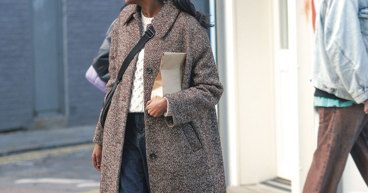 定番アイテムを上品に着こなしてる！ポイントはお下がりのニット | LONDON | ワールドスナップ | FUDGE.jp