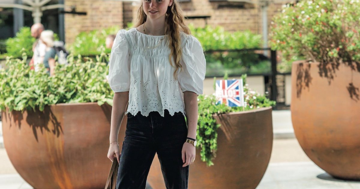 クールなブラックデニムに真っ白でガーリ―なブラウスをキュートい合わせて | LONDON | ワールドスナップ | FUDGE.jp